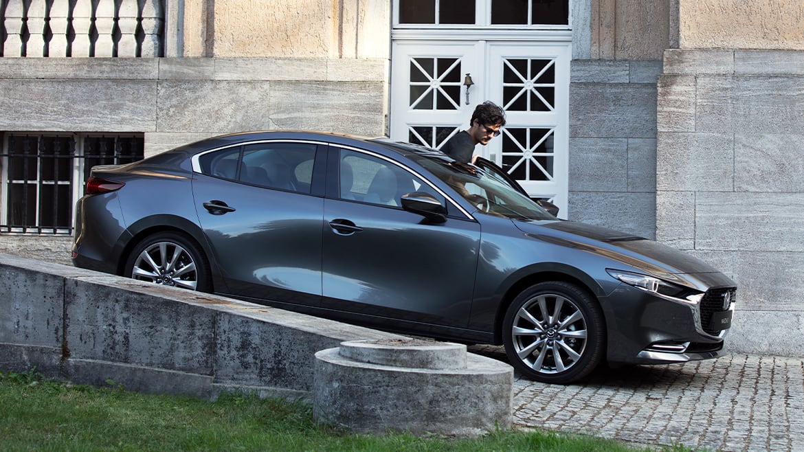 MAZDA3 SEDAN – LA TUA COMPAGNA DI VIAGGIO RICCA DI STILE